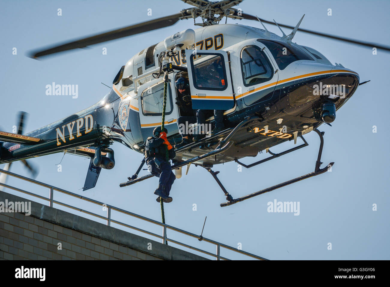 Dhs officers hi-res stock photography and images - Alamy