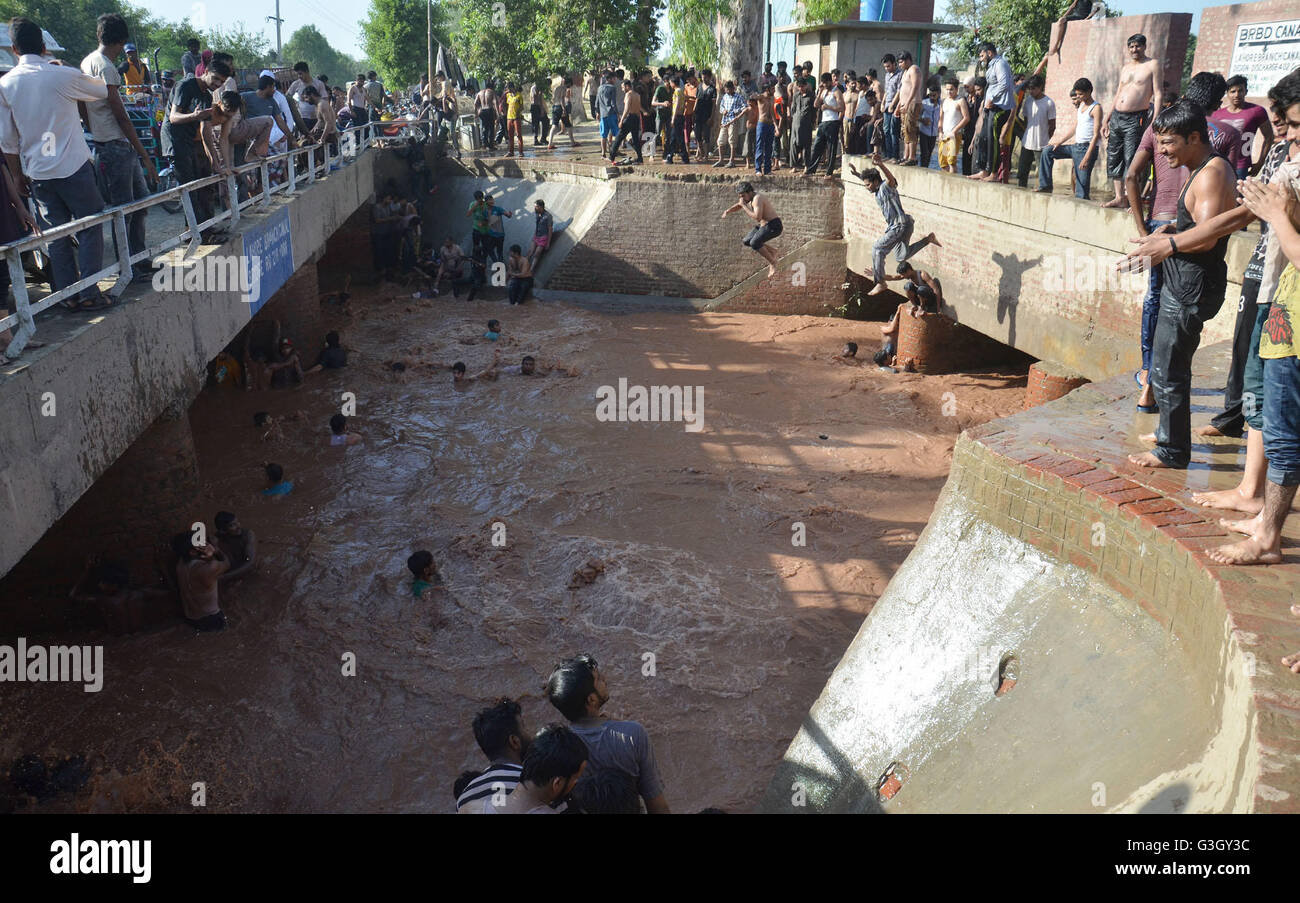 Lahore, Pakistan. 15th May, 2016. A large number of Pakistani people ...
