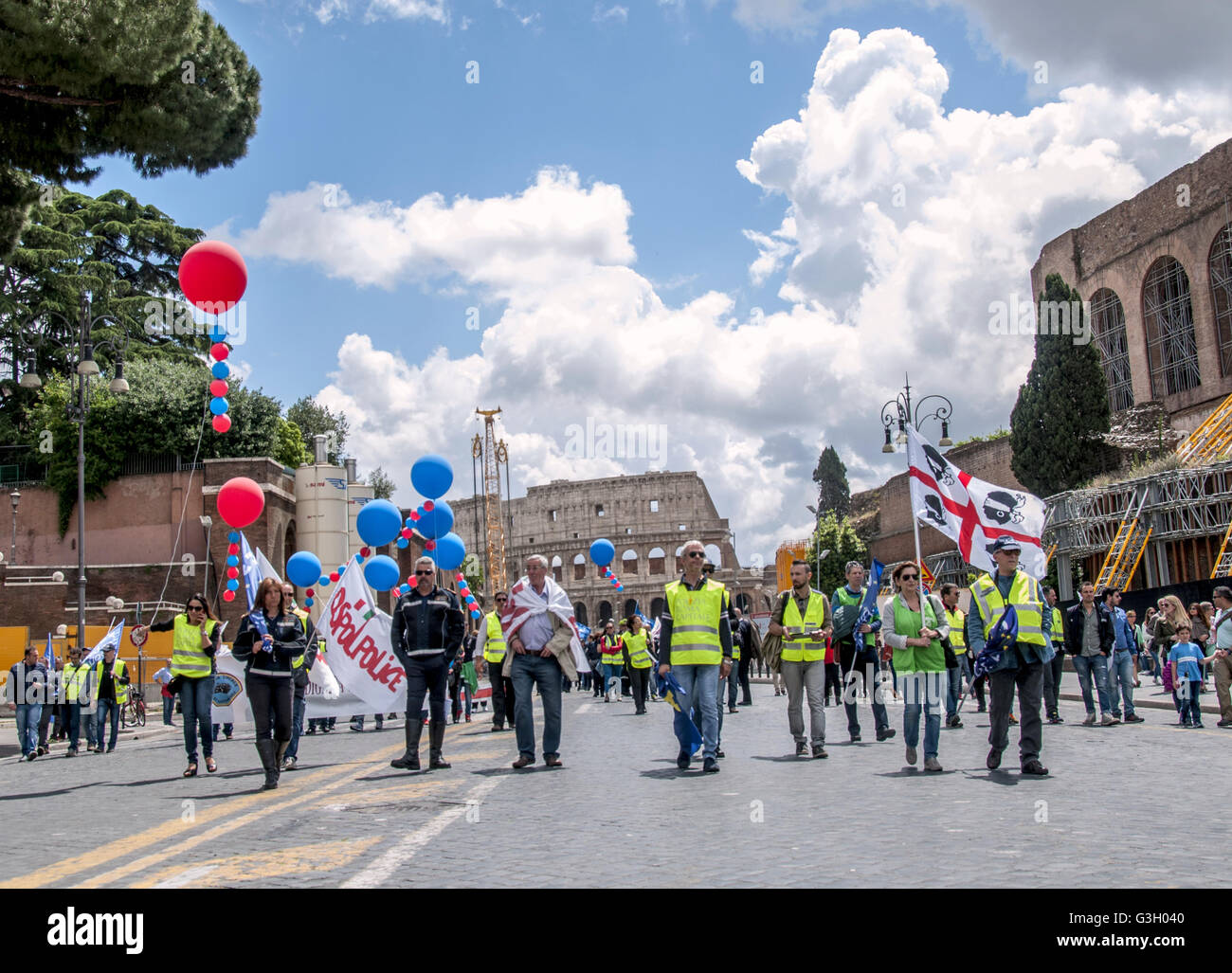 Rome, Italy. 13th May, 2016. Strike and demonstration of the municipal ...