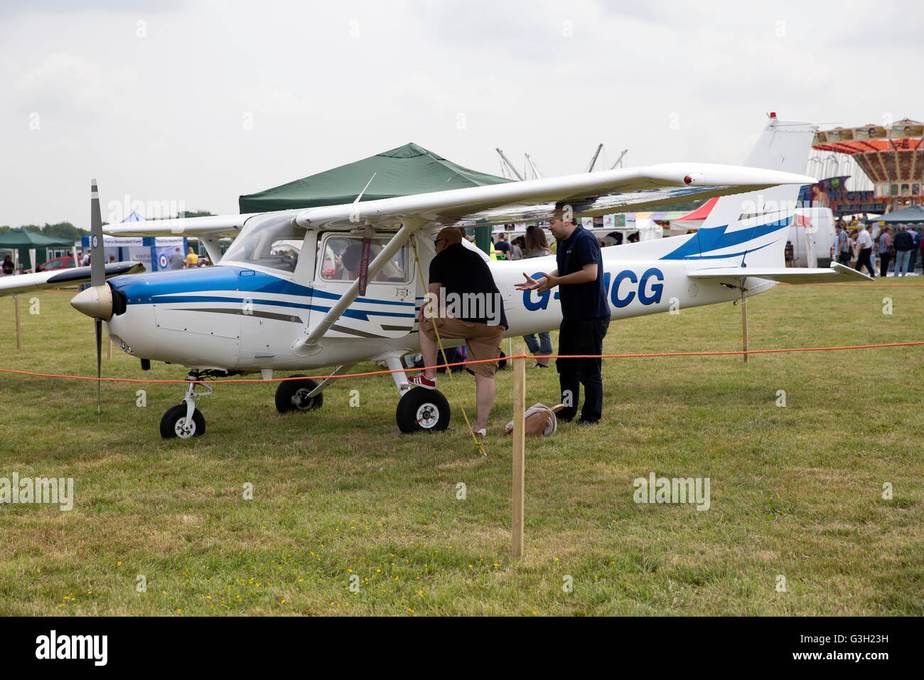 Flying car 1960s hi-res stock photography and images - Alamy