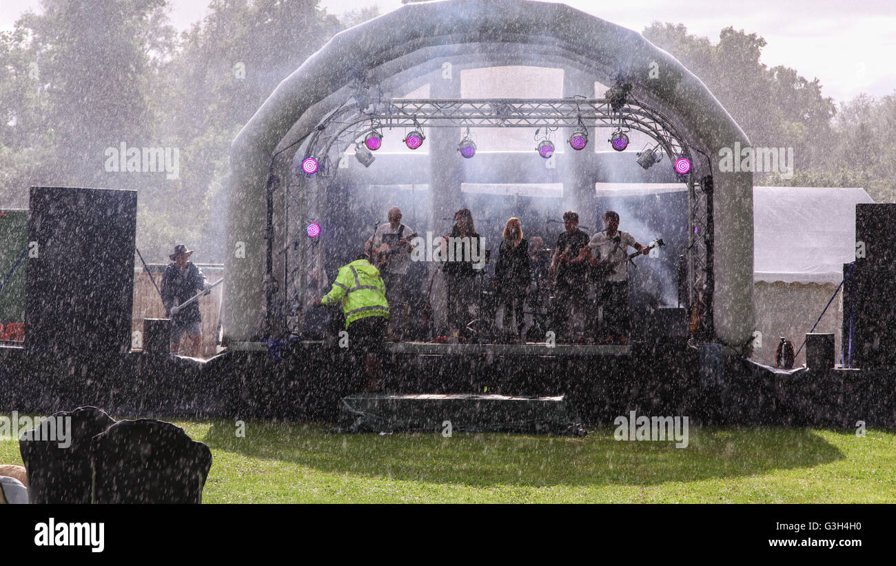 Rain on stage hi-res stock photography and images - Alamy