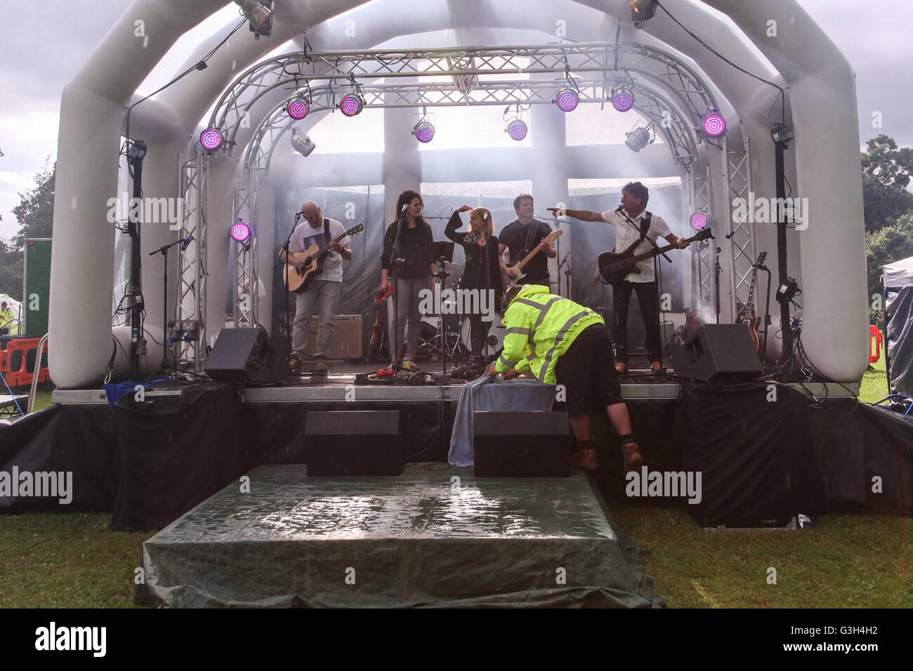 Raining on outdoor stage hi-res stock photography and images - Alamy