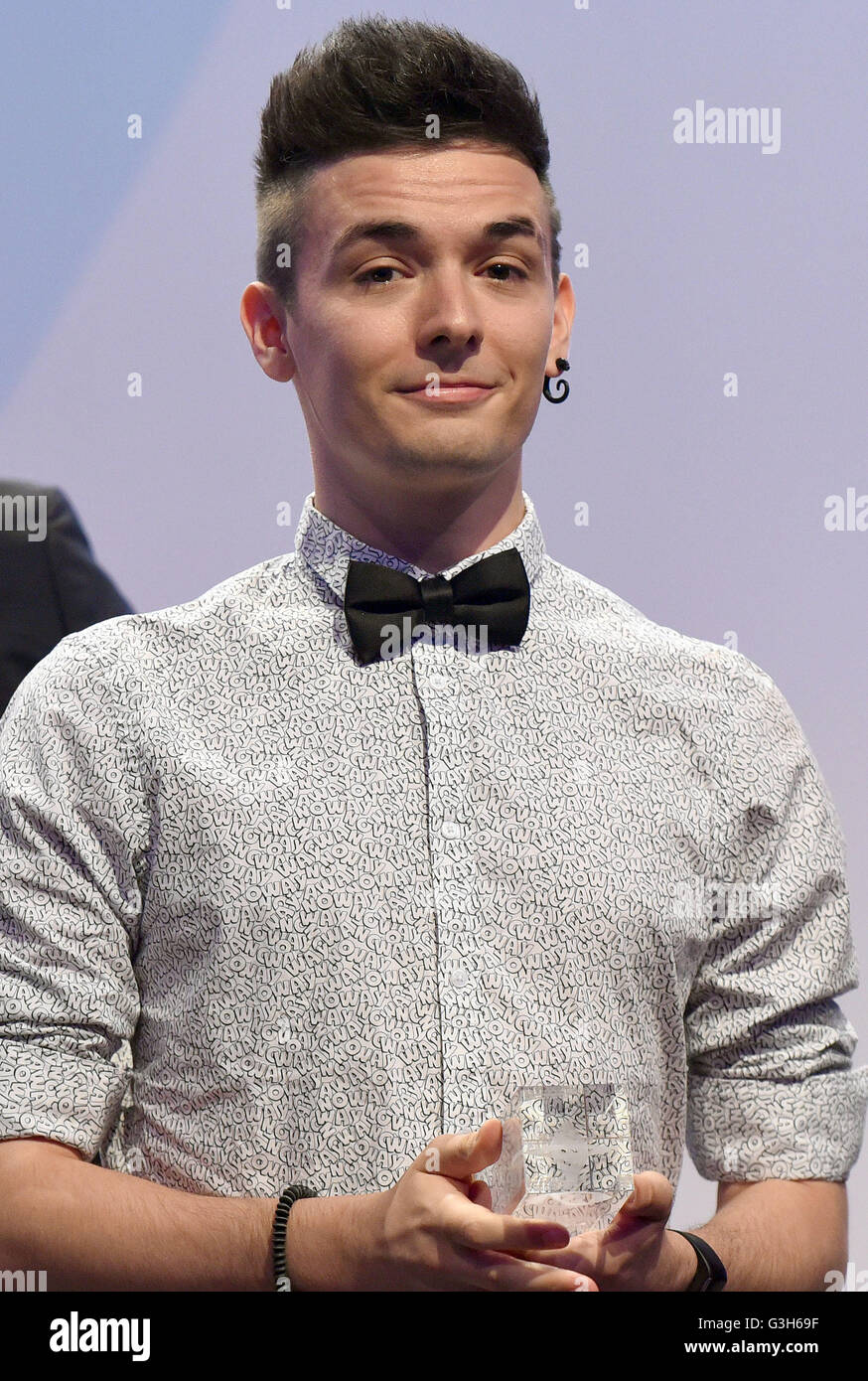 Youtuber Marik Roeder on stage with the award in the category 'Audience ...