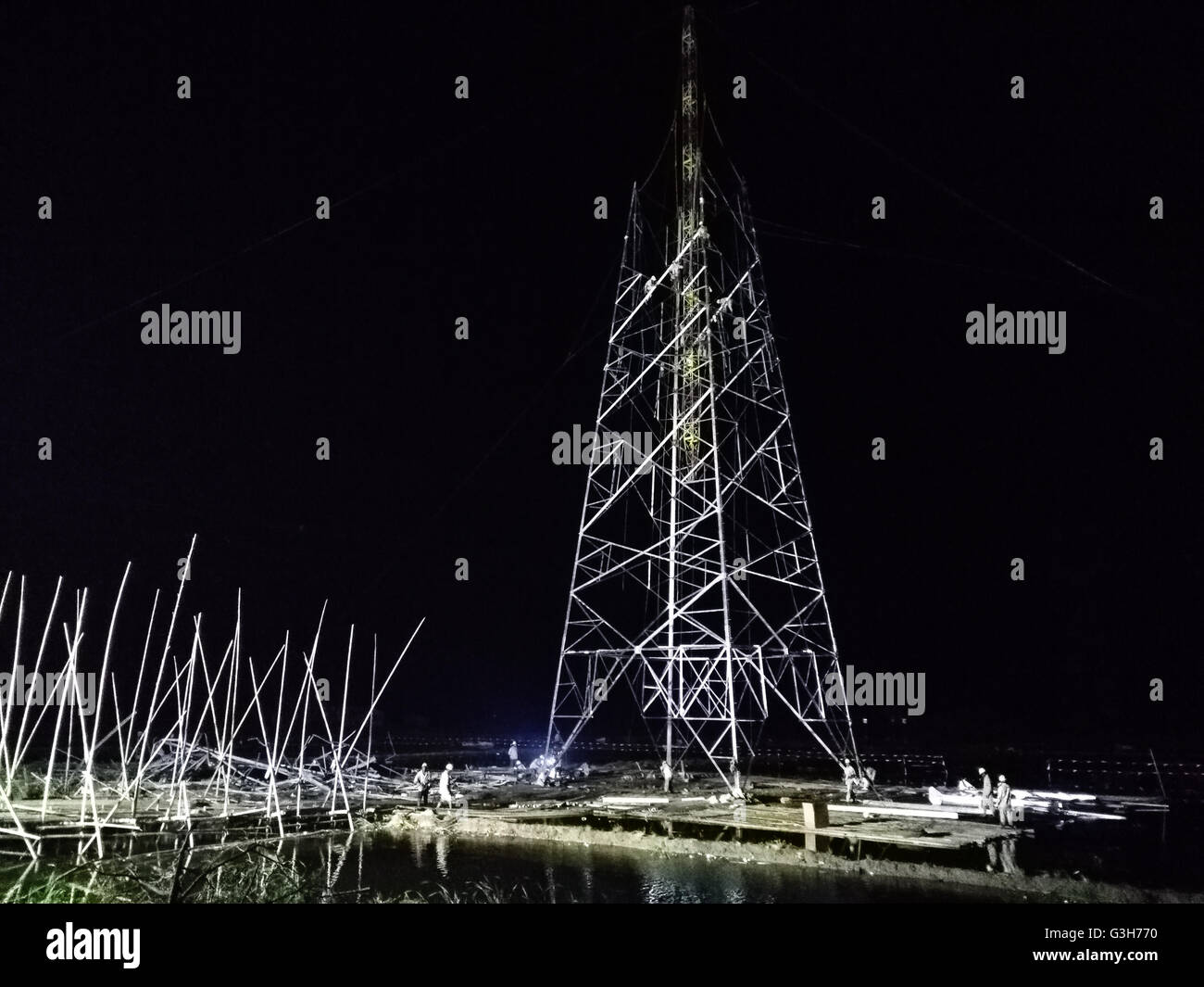 Yancheng, China's Jiangsu Province. 25th June, 2016. Staff members ...
