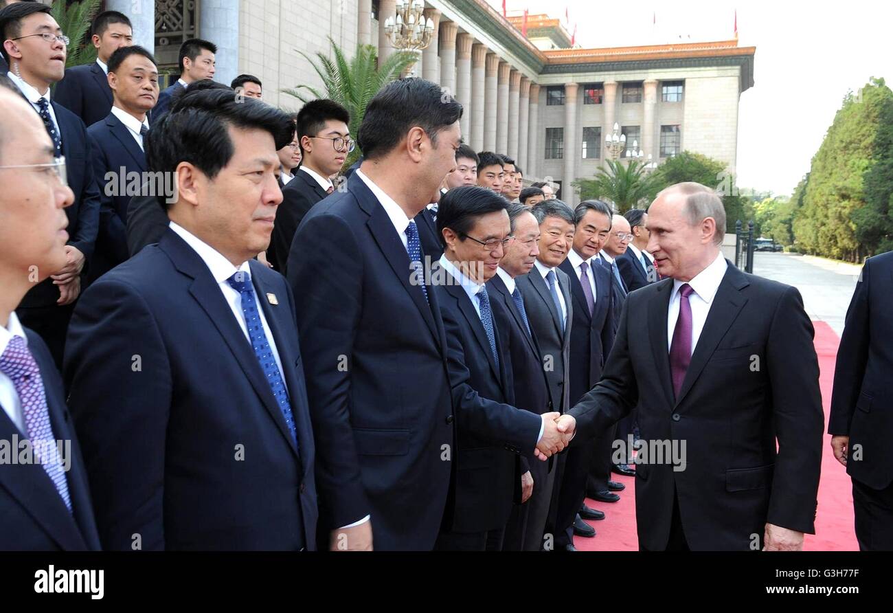 Handshake chinese leaders arrival hi-res stock photography and images ...