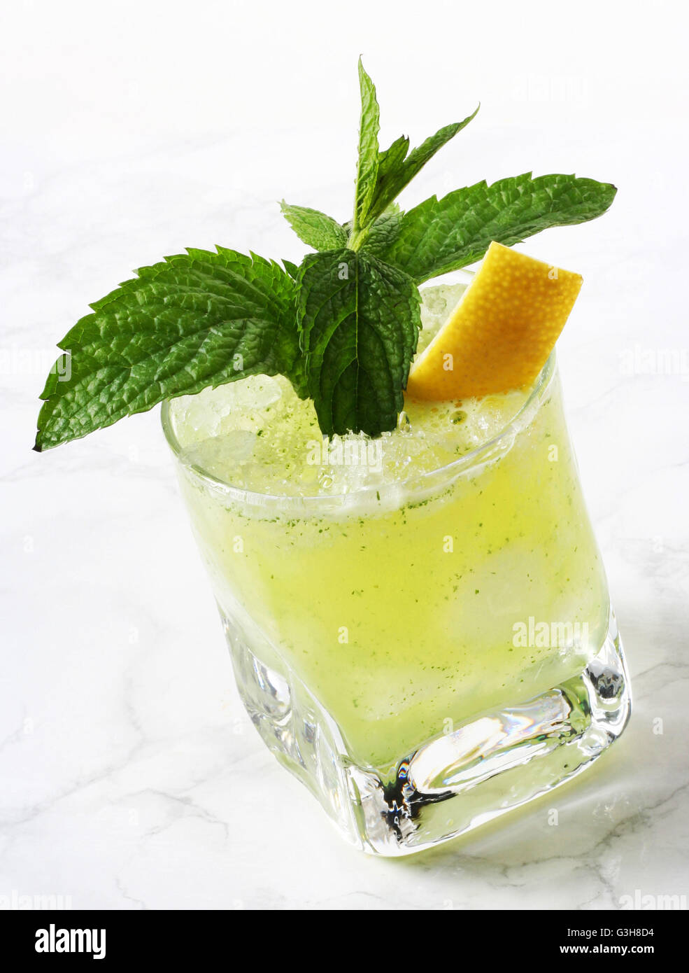 Lemon mint cocktail Stock Photo - Alamy