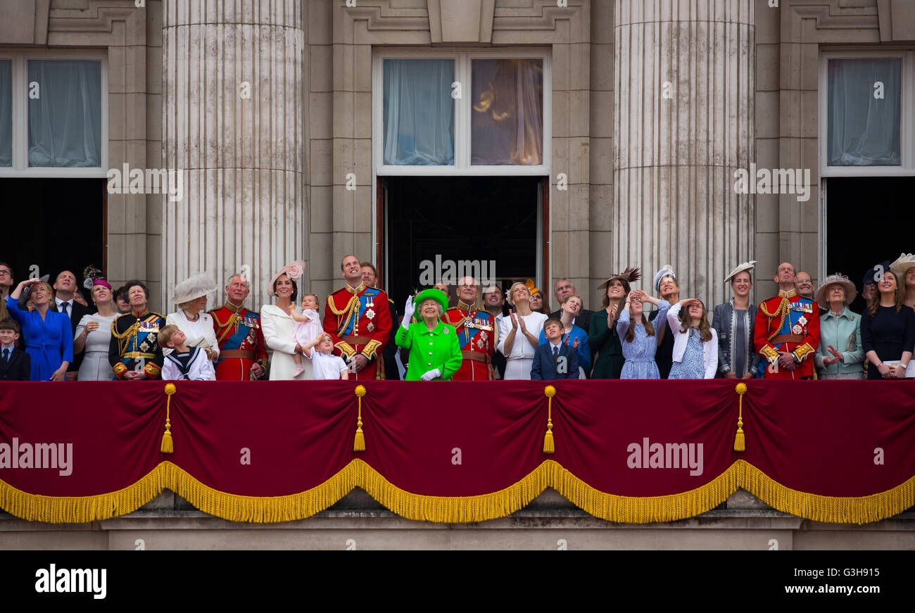 The British royal family gather on the balcony of Buckingham Palace to ...