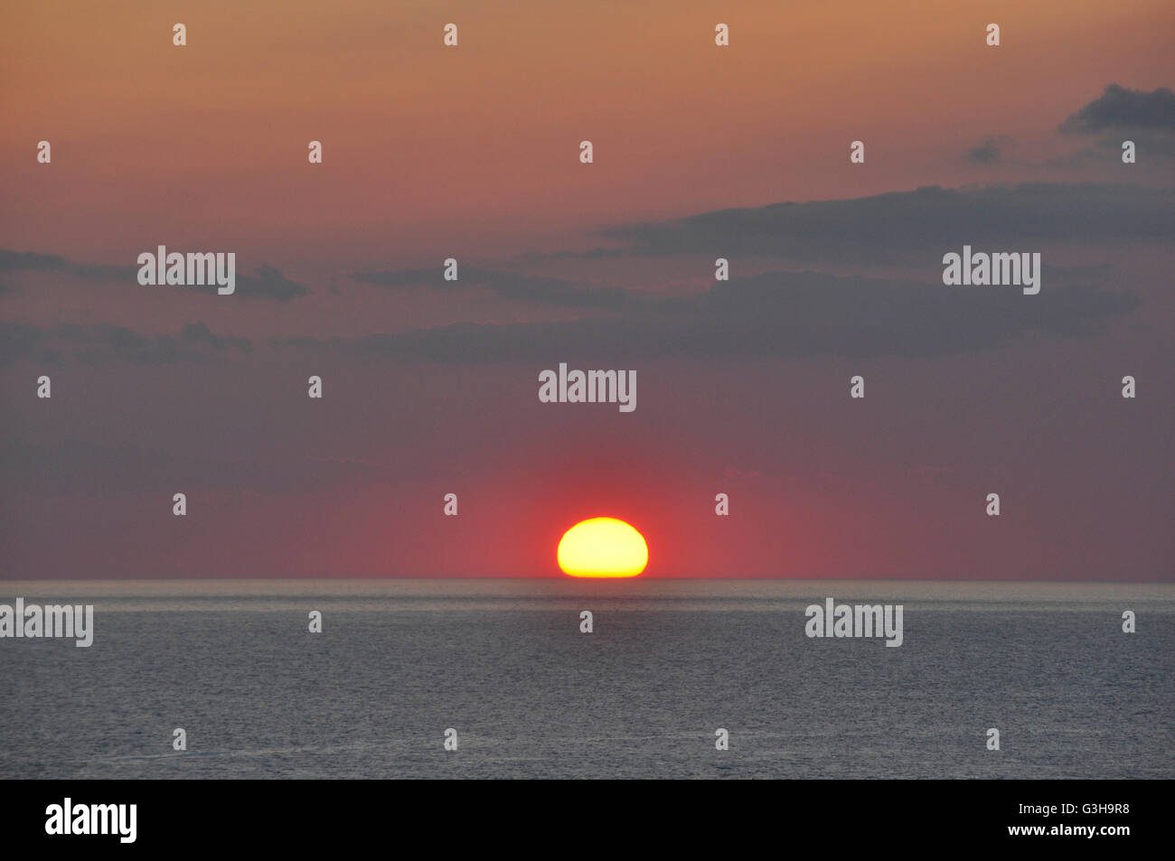 Sun appearing over the horizon hi-res stock photography and images - Alamy