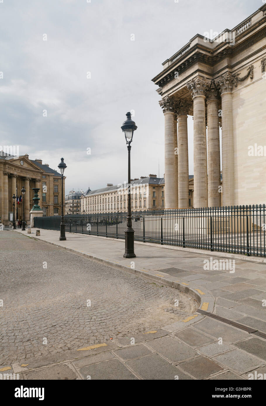 Classic paris pavement hi-res stock photography and images - Alamy