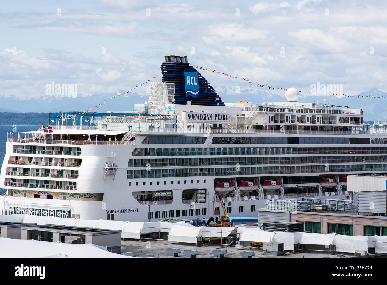 The Norwegian Pearl in Port in Seattle before heading with guests for ...