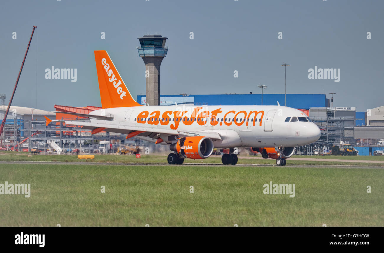 Easyjet airbus a319 arriving hi-res stock photography and images - Alamy