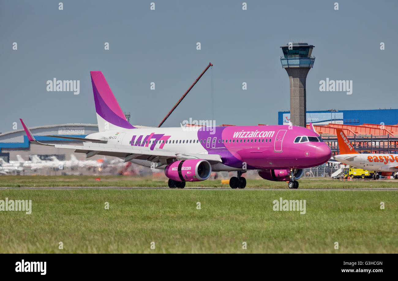 Wizz Air Airbus a320 HA-LYJ arriving at London-Luton Airport LTN Stock ...