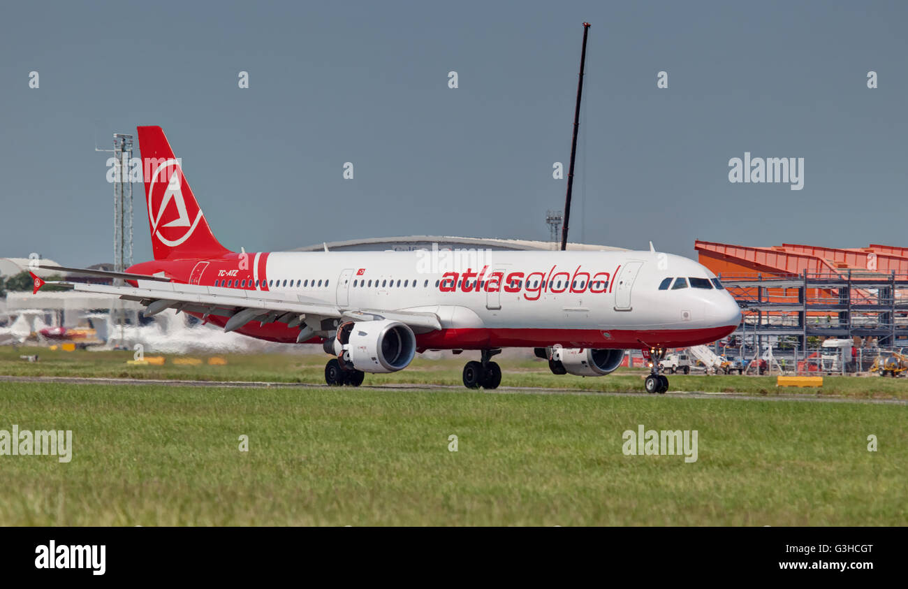 AtlasGlobal Airbus a321 TC-ATZ landing at London-Luton Airport LTN ...
