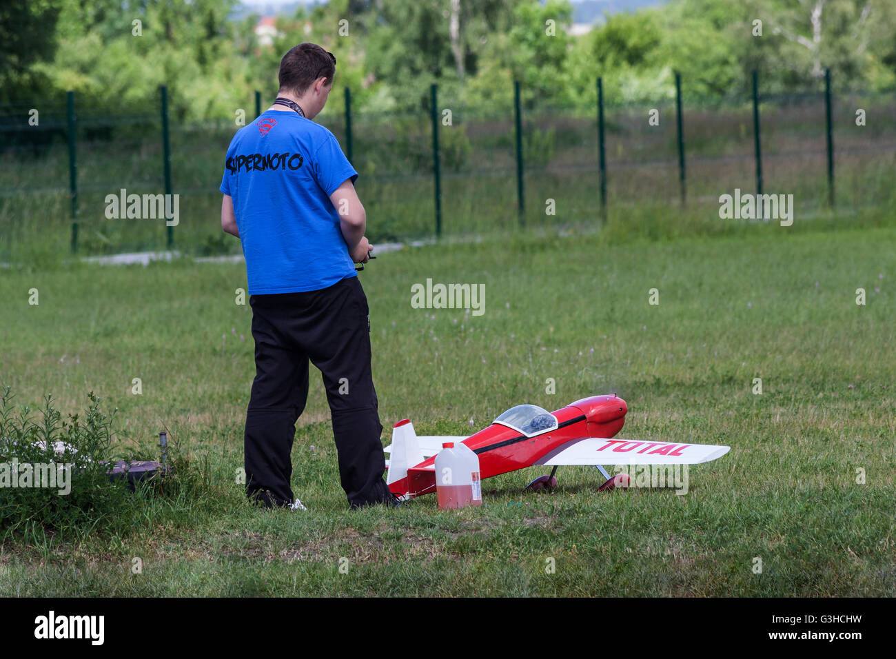 Building an model airplane hi-res stock photography and images - Alamy