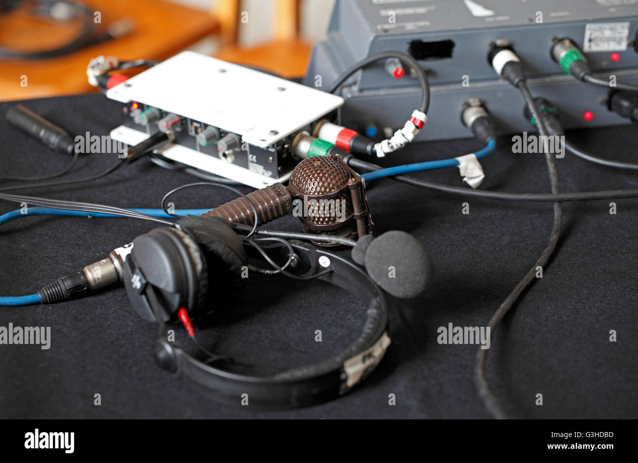 Announcers microphone headphones radio hi-res stock photography and ...