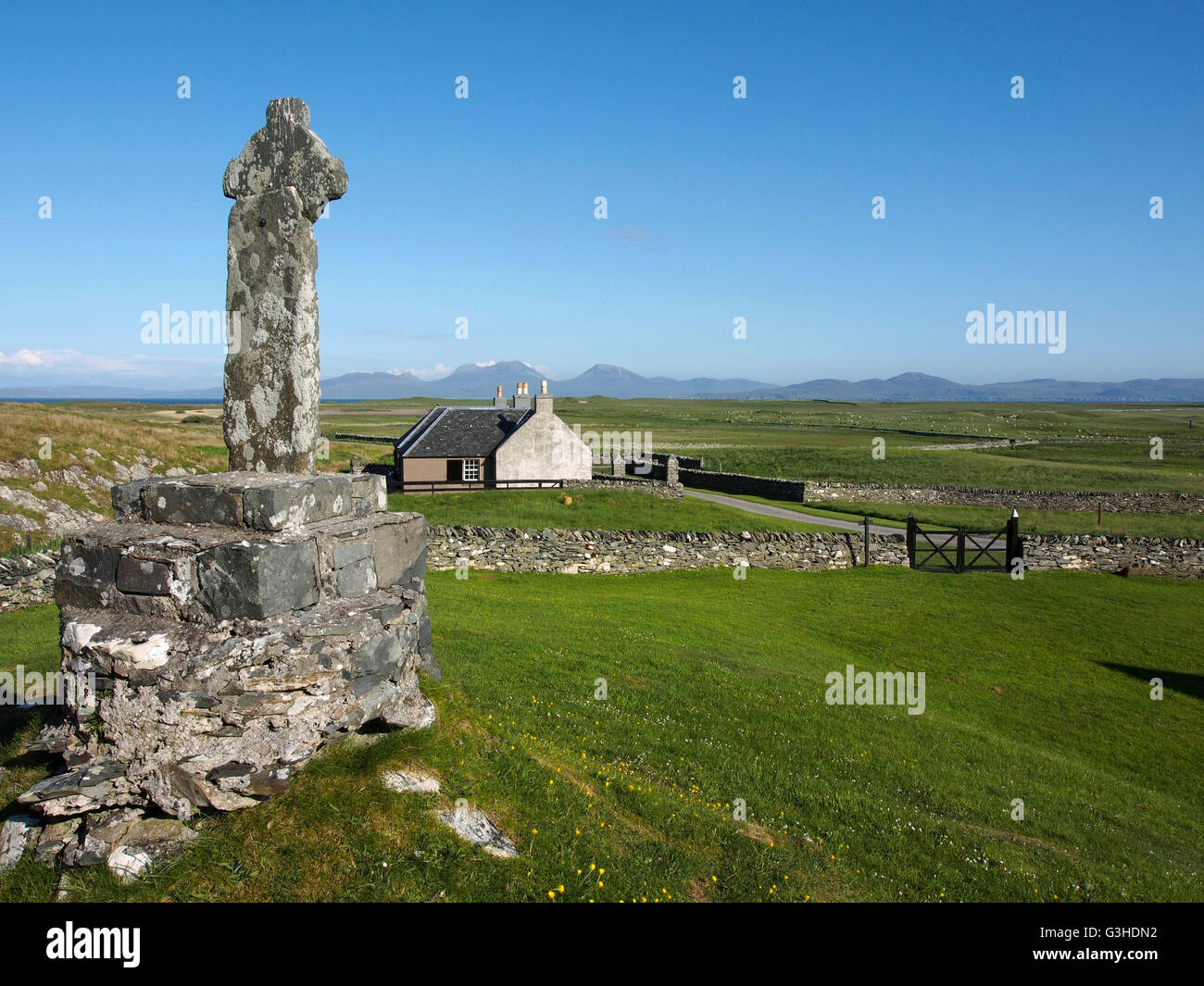 Ancient Christian cross, Oronsay priory, Scotland Stock Photo - Alamy