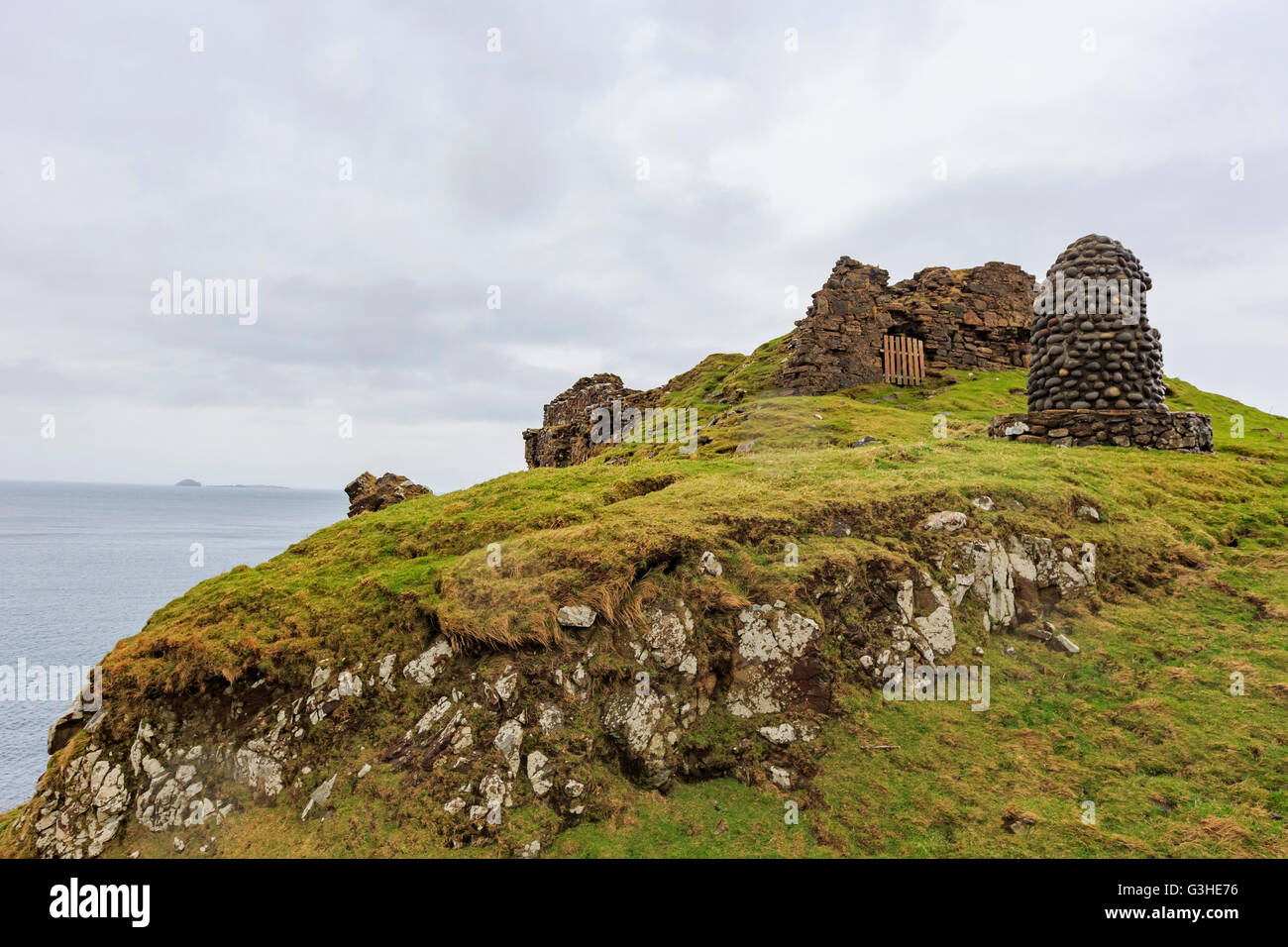 Duntulm Castle on top of the cliff at Isle of Skye Stock Photo - Alamy