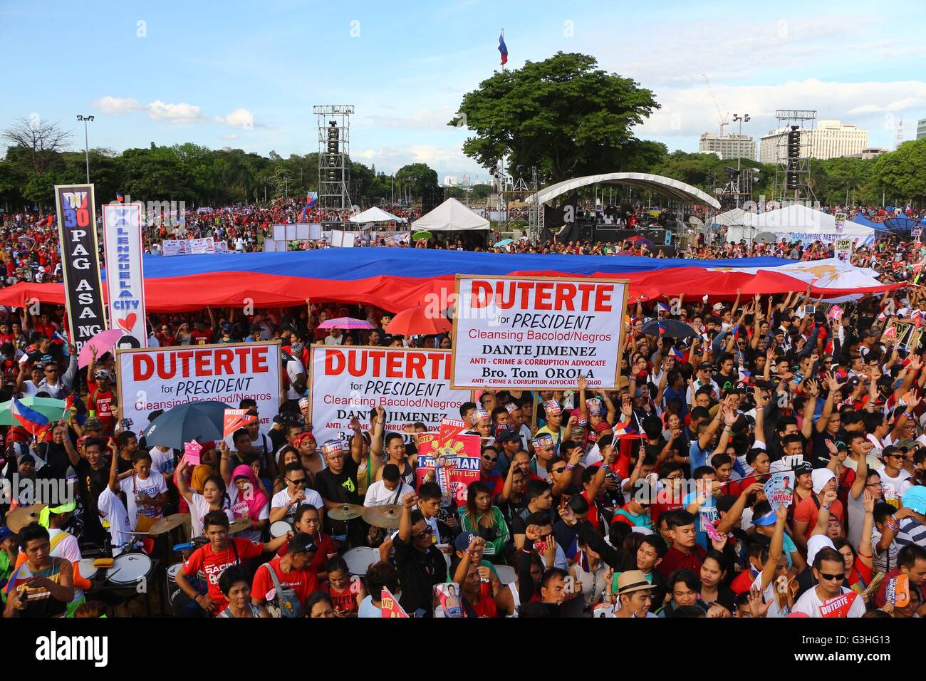 Philippines. 07th May, 2016. Giant Philippine flag passing through the ...