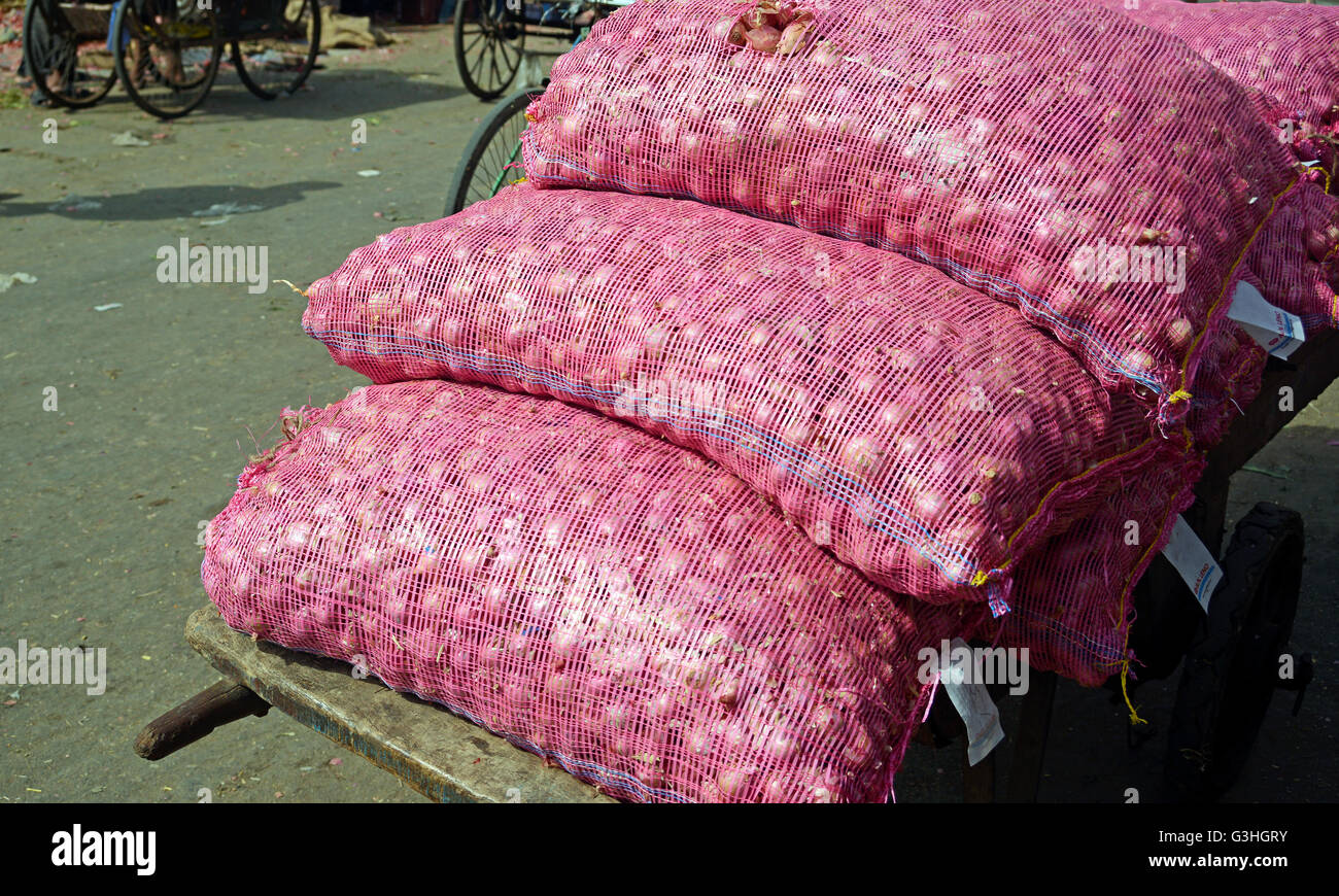 Onion Sacks Stock Photos & Onion Sacks Stock Images - Alamy