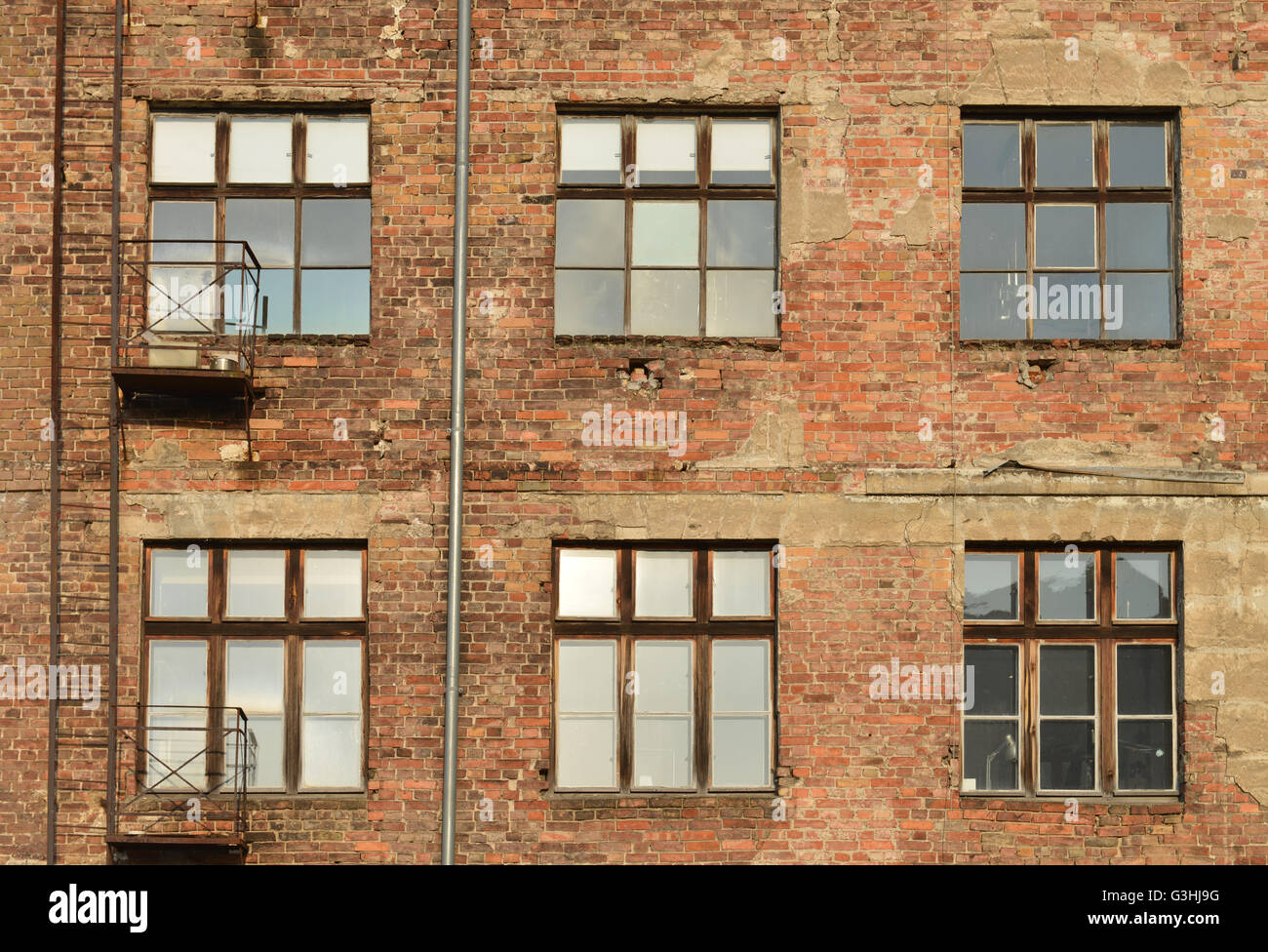Berlin old building facade open window hi-res stock photography and ...