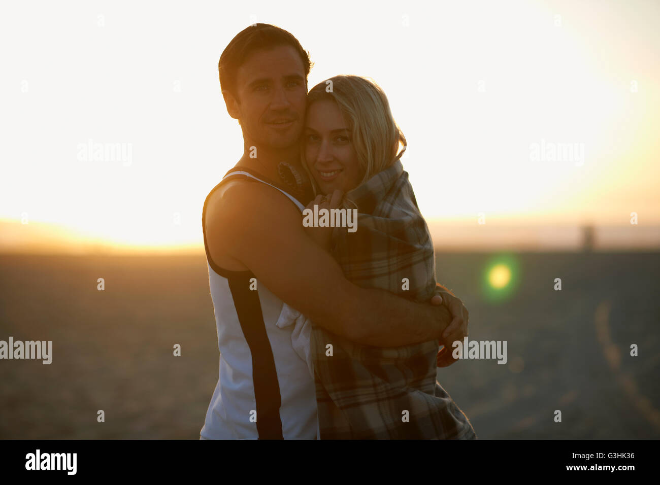 Couple hugging beach sunset hi-res stock photography and images - Alamy