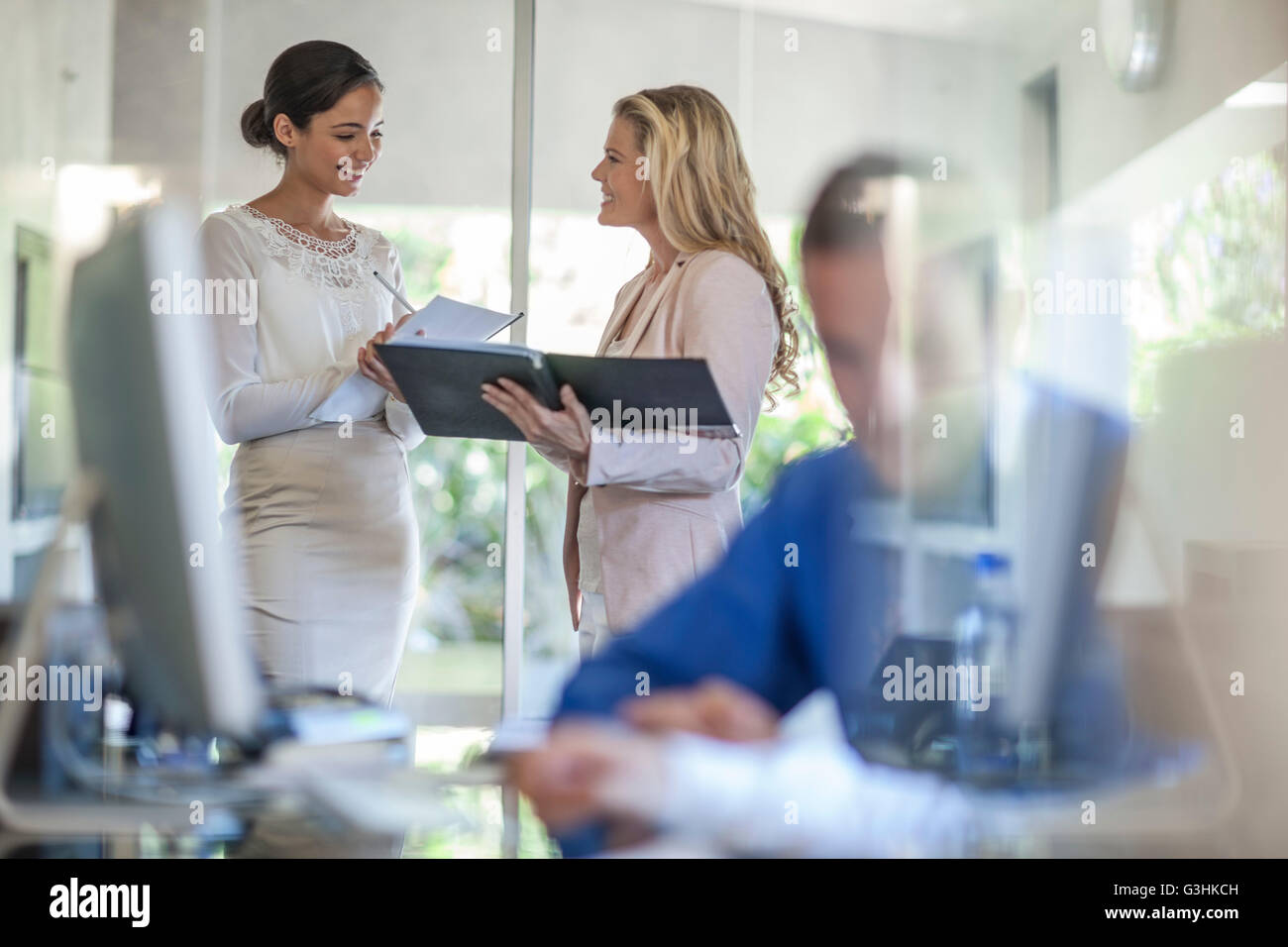 Busy design studio hi-res stock photography and images - Alamy