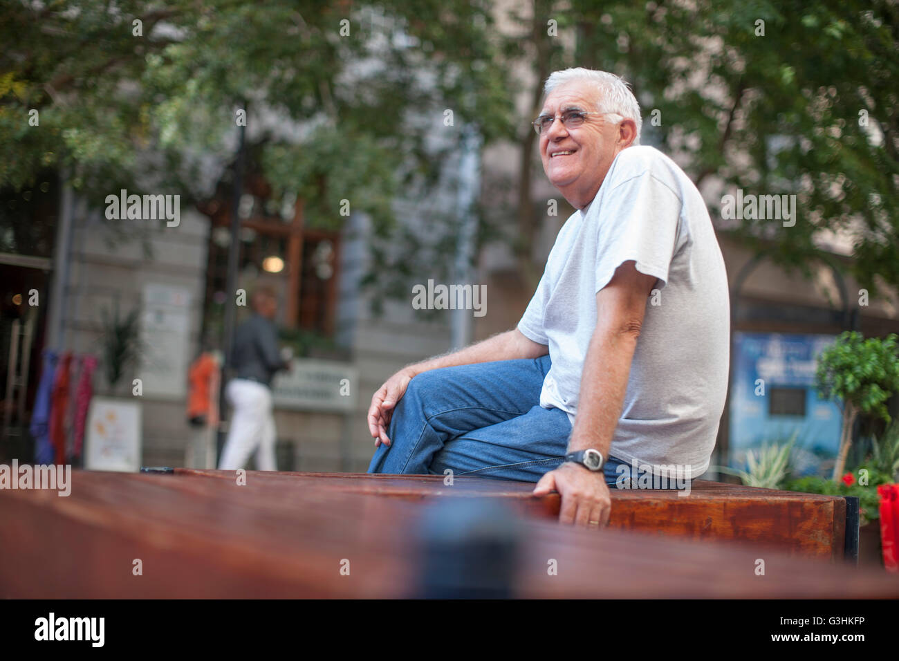 Sitting wall city hi-res stock photography and images - Alamy