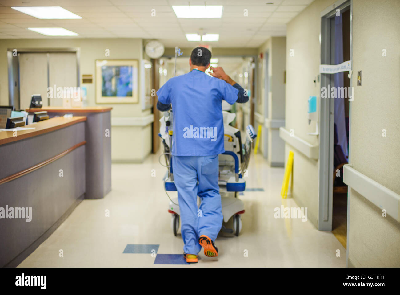 Hospital staff uniform hi-res stock photography and images - Alamy