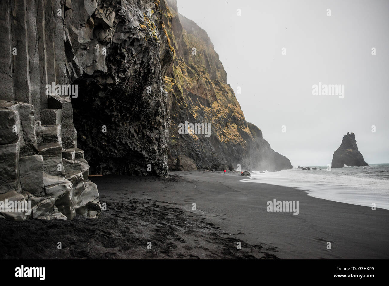 Black sand beach in vik iceland hi-res stock photography and images - Alamy