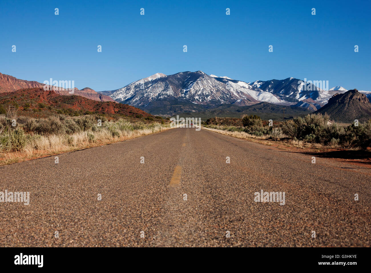 Empty road scene hi-res stock photography and images - Alamy