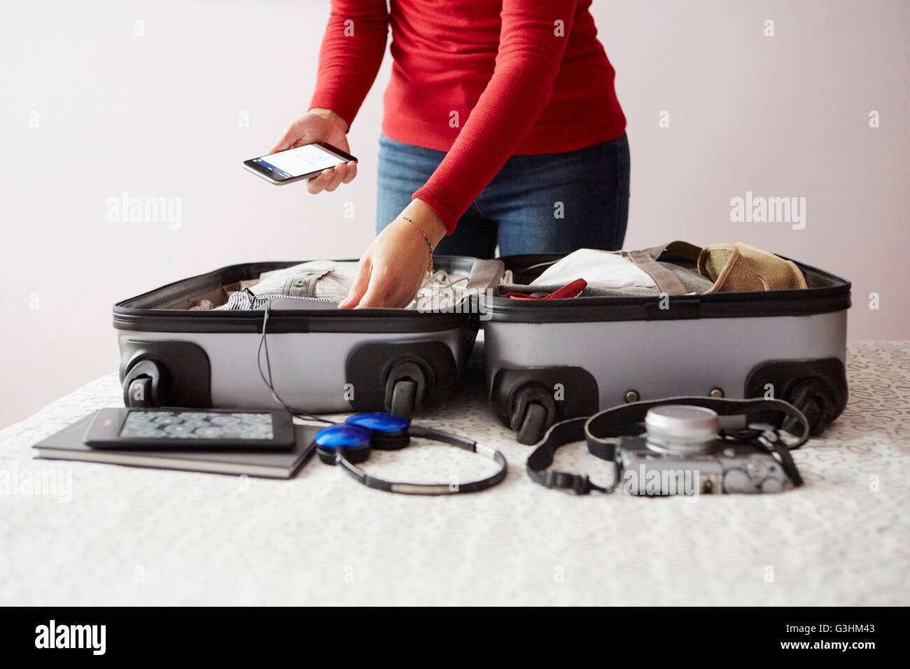 Packing suitcase hi-res stock photography and images - Alamy
