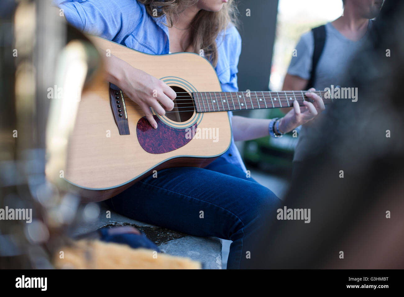 Female street musician hi-res stock photography and images - Alamy