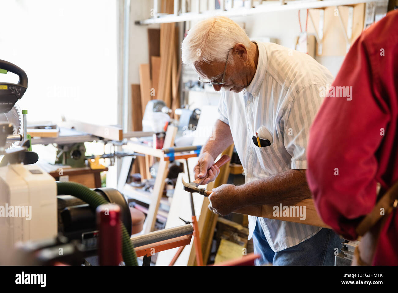 Senior man workshop hi-res stock photography and images - Alamy