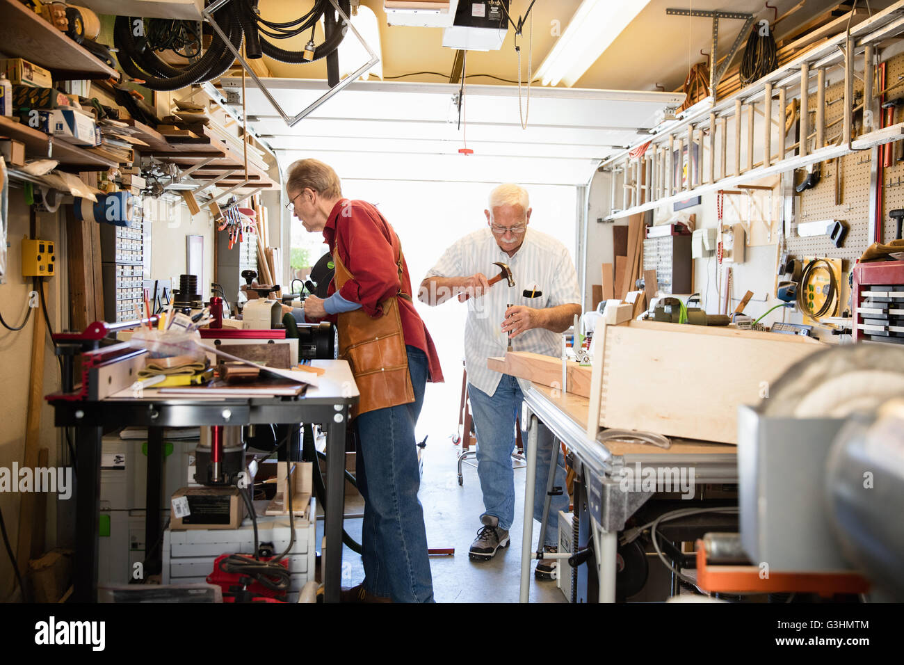 Hammering men hi-res stock photography and images - Alamy