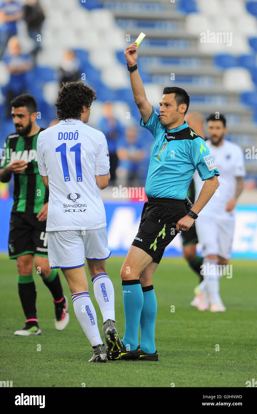 Reggio Emilia, Italy. 20th Apr, 2016. Referee Maurizio Mariani shows a ...