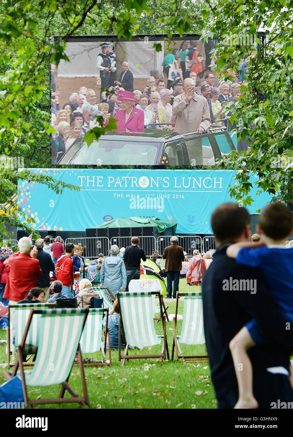 Queen elizabeth ii meeting crowd hi-res stock photography and images ...