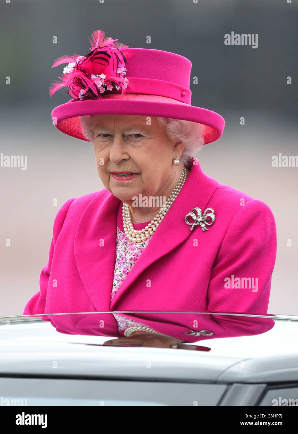 Queen elizabeth range rover hi-res stock photography and images - Alamy