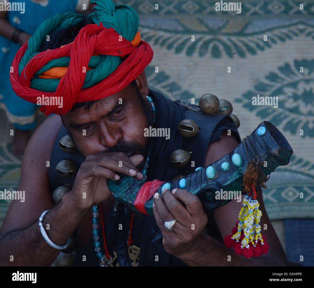 Lahore, Pakistan. 20th Apr, 2016. Pakistani devotees(Malang) blows horn ...