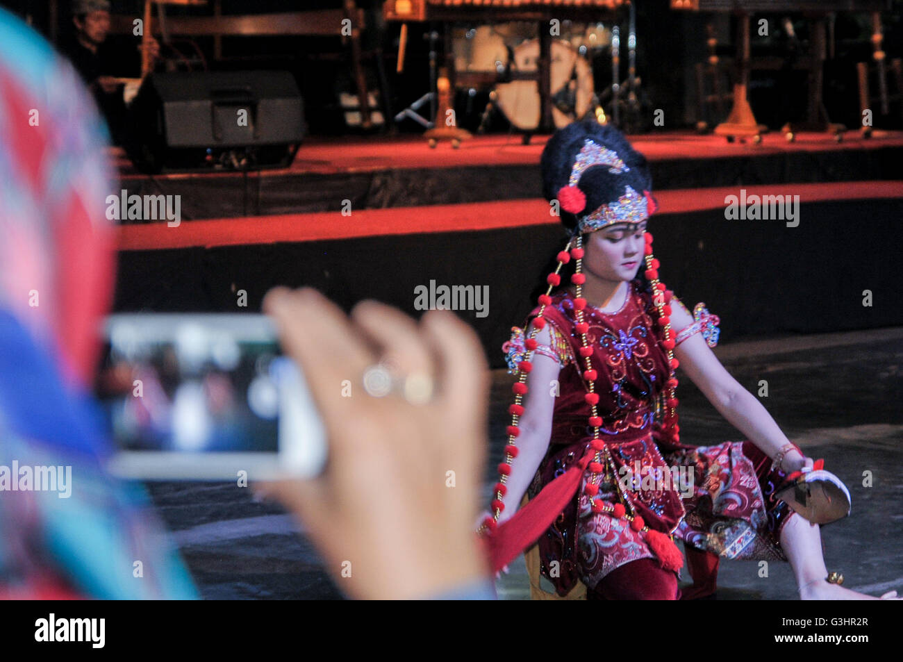 Tari topeng hi-res stock photography and images - Alamy