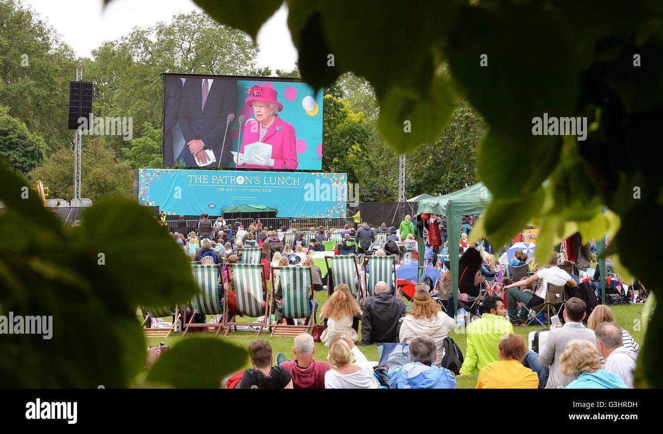 Watch queen elizabeth ii speak on big tv screens hi-res stock ...