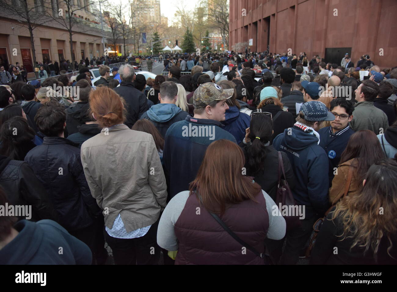 Sanders fans fill University Place awaiting entry into Washington ...