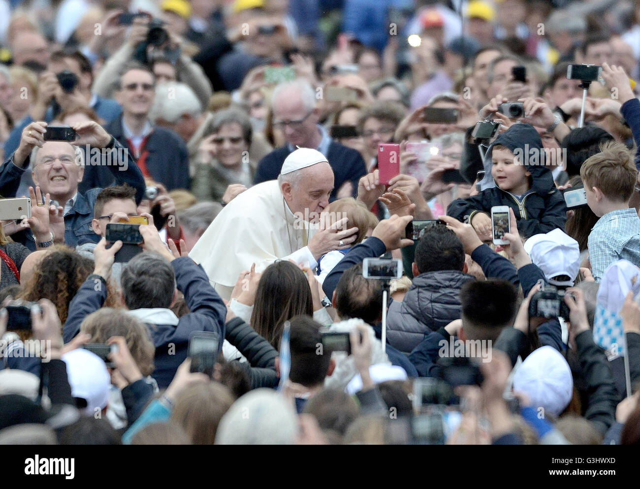 Pope Francis, in front of 50,000 people, celebrated the General ...