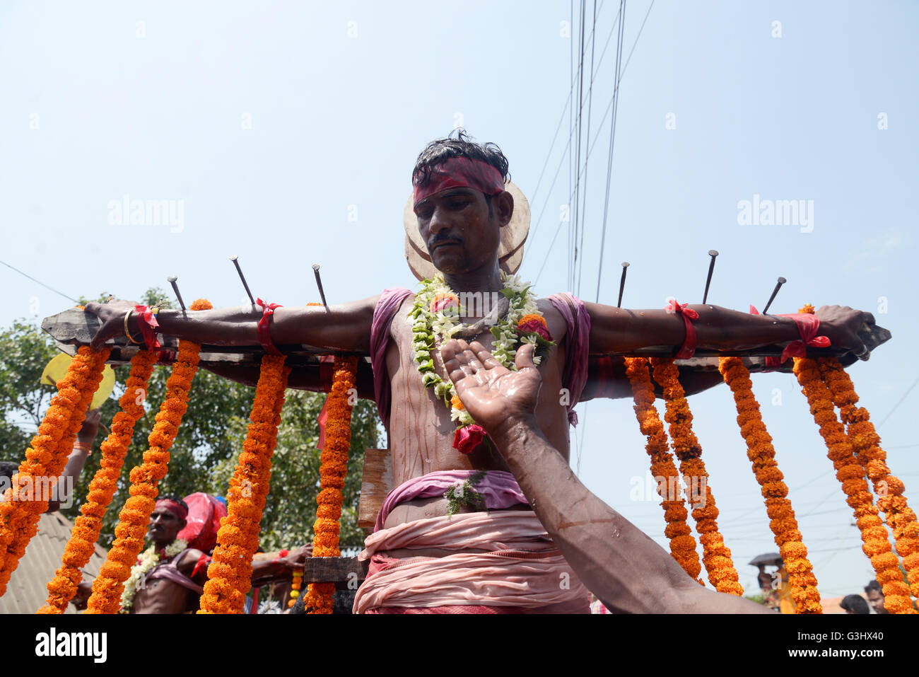 Hindu devotee is nailed to cross during Shiva Gajan festival in Hooghly ...