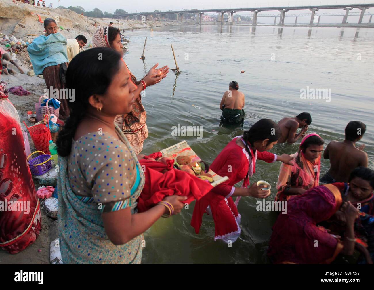 Hindu women devotees offering prayers to lord Sun during Chath puja ...