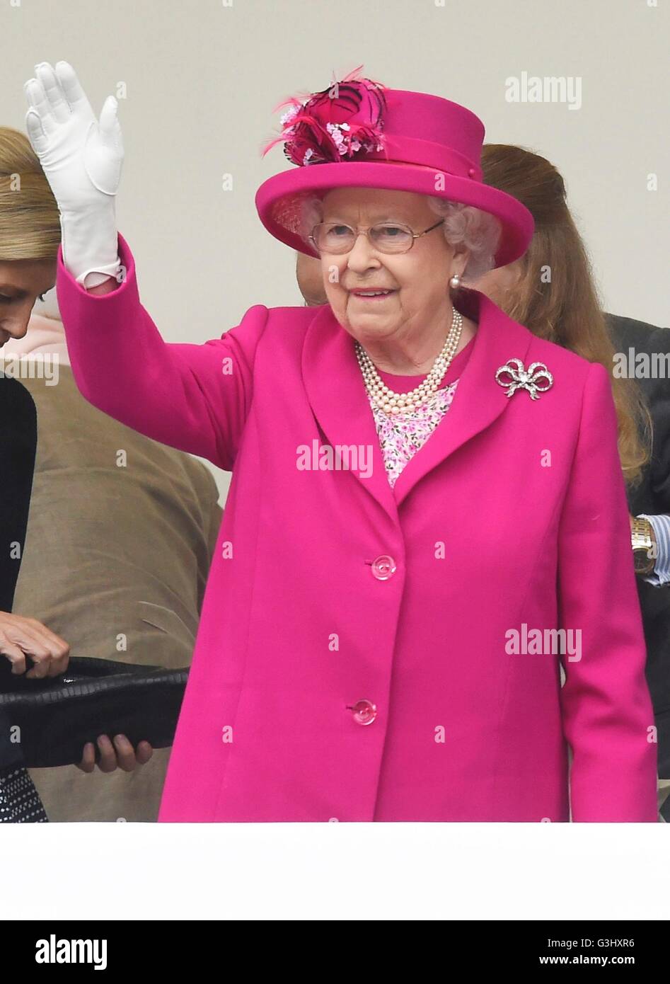 Queen Elizabeth II waves to guests during the Patron's Lunch in The ...
