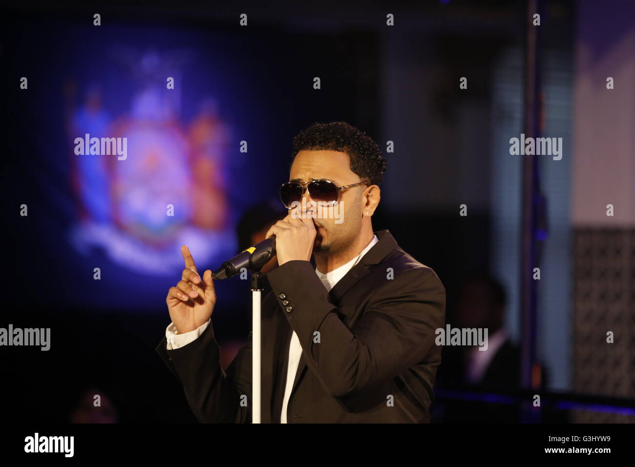 Latino performer Toby Love performs prior to candidate's appearance ...