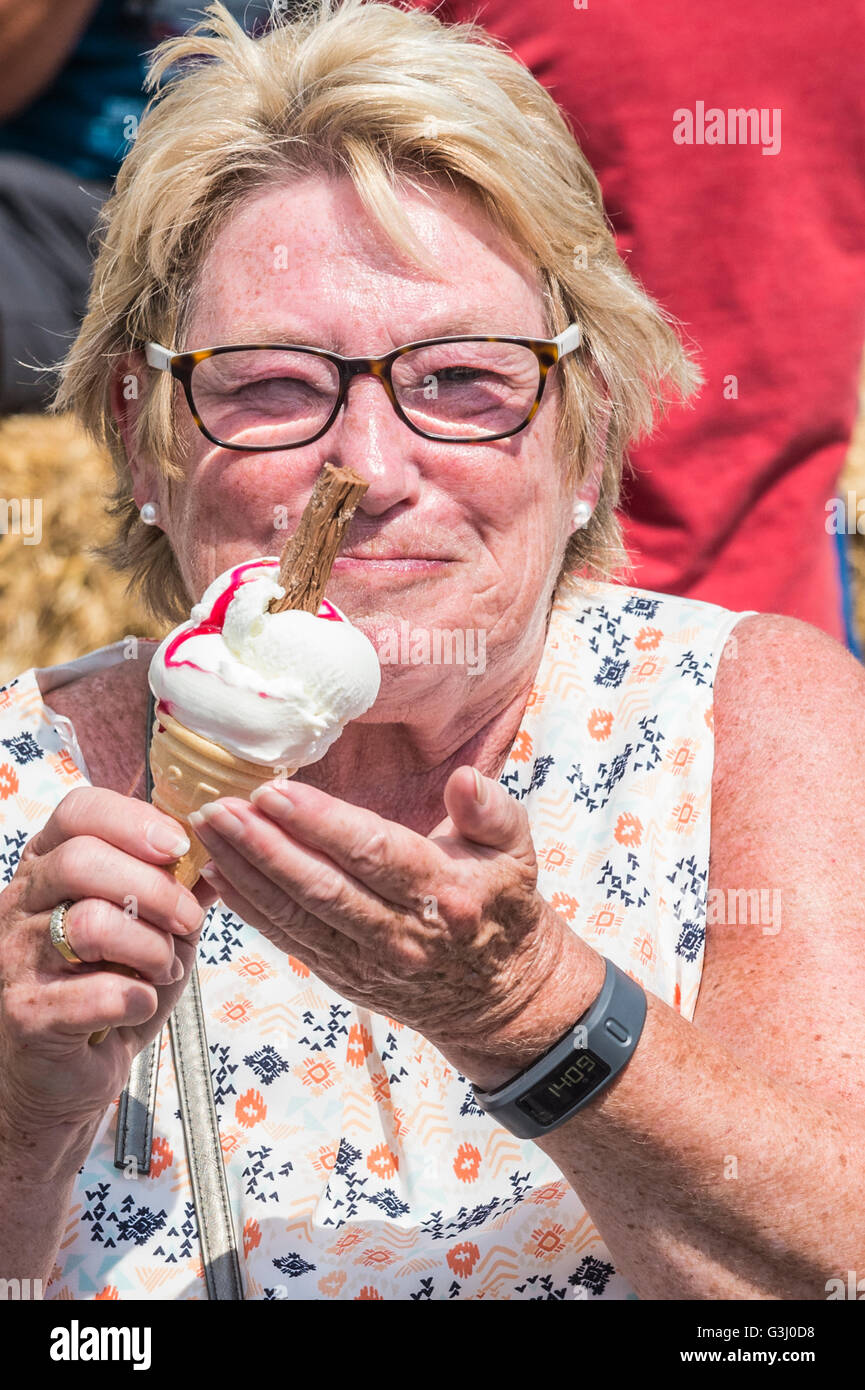 A lady enjoys her ice cream during a Gala Parade Stock Photo - Alamy
