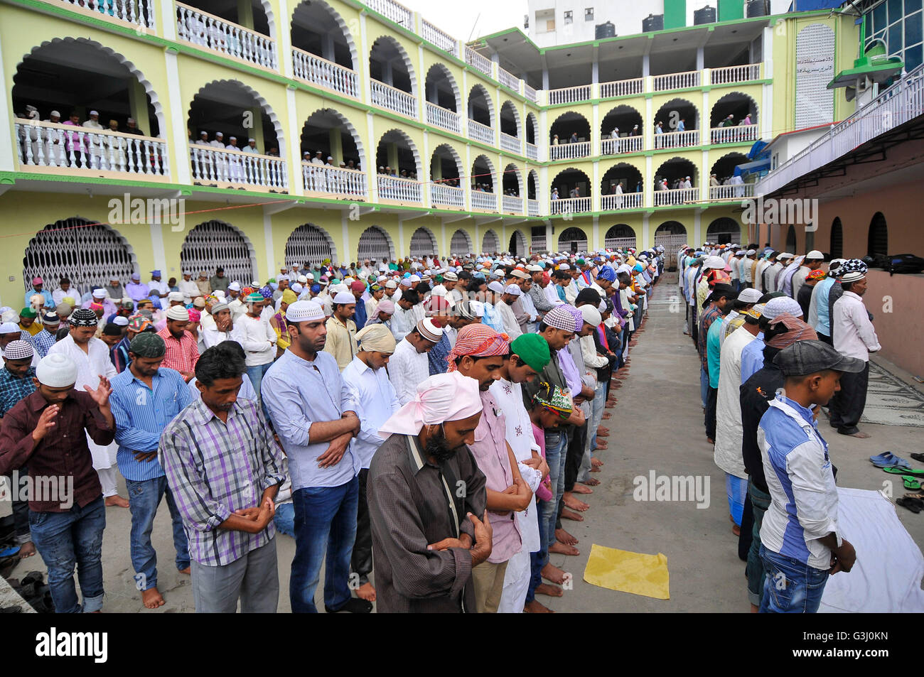 Kathmandu, Nepal. 10th June, 2016. Thousands of Nepalese Muslims ...