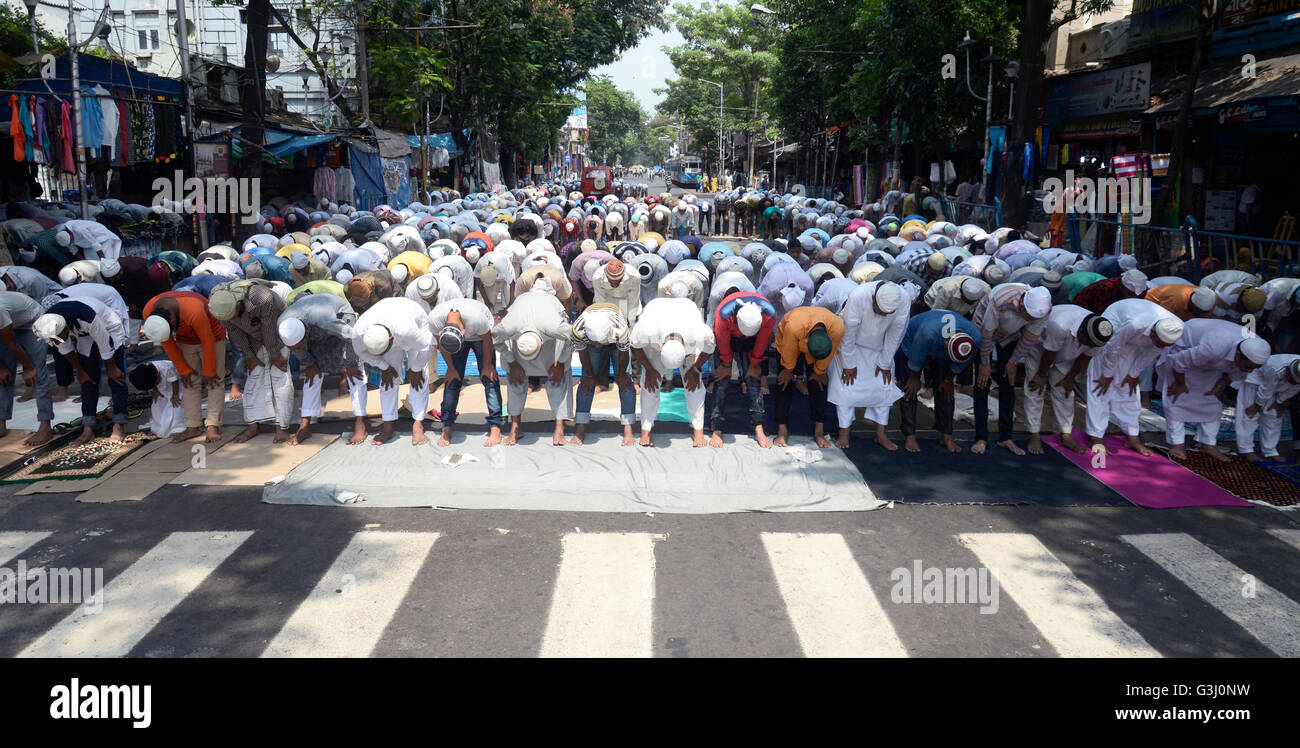 Kolkata, India. 10th June, 2016. Muslims gather for first Jumu'ah ...
