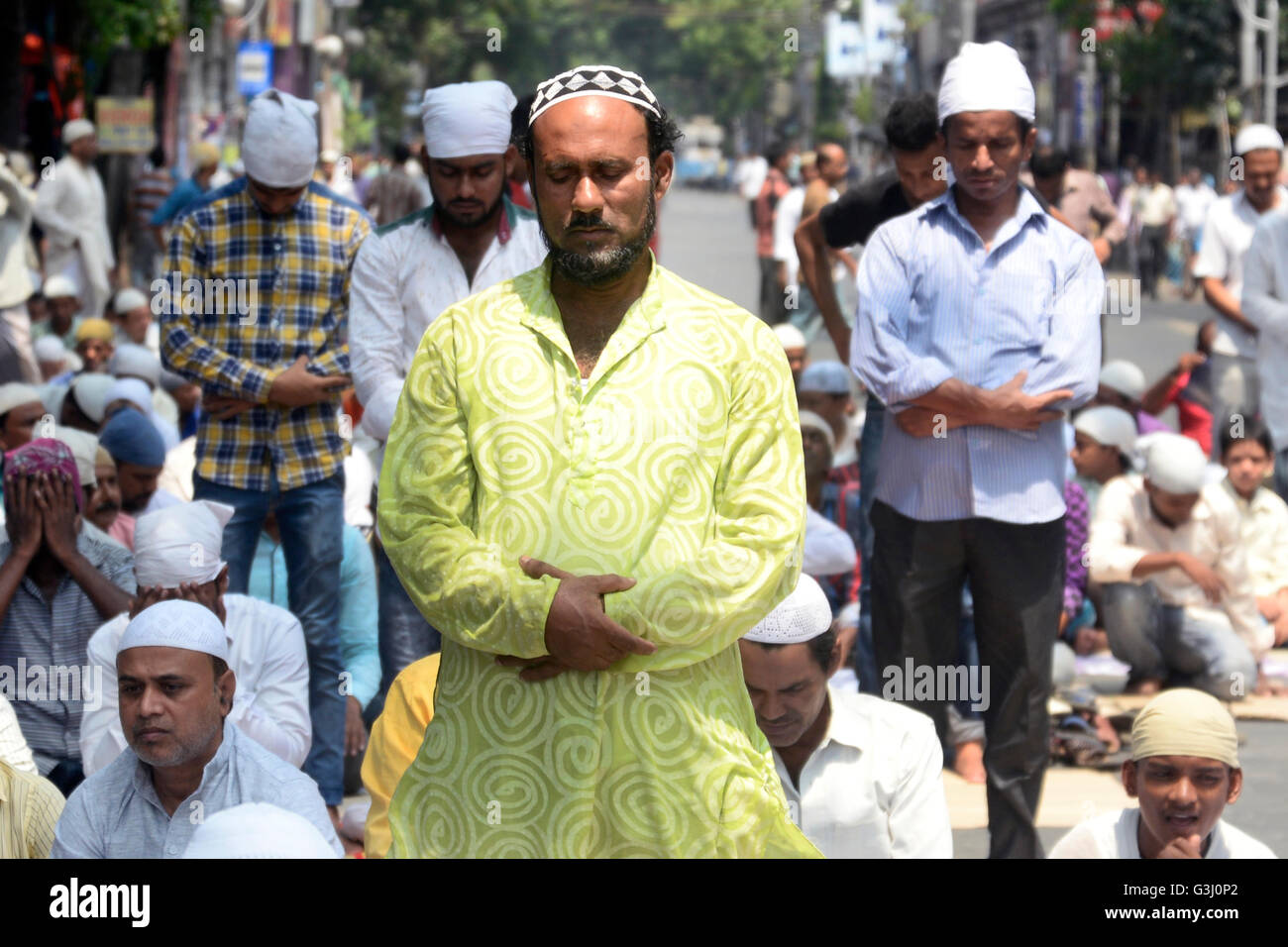 Kolkata, India. 10th June, 2016. Muslims gather for first Jumu'ah ...